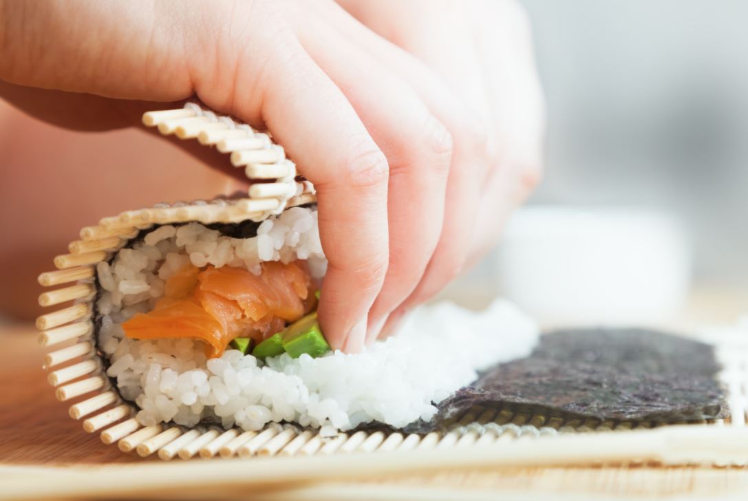 Cómo Hacer Maki Sushi en Casa ⇒ 【¡Receta Fácil!】 ⛩️